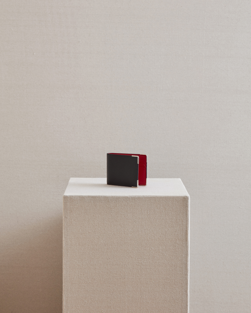 Mark Cross reflects a rich heritage of American luxury lifestyle.