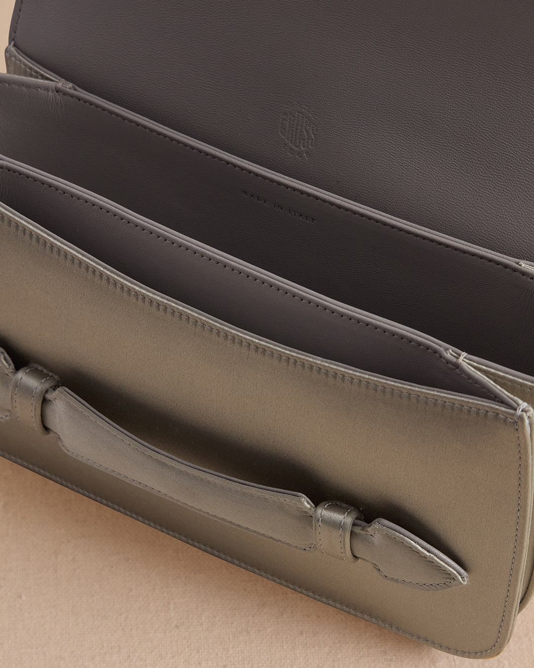 Romy Clutch in Platinum – Mark Cross