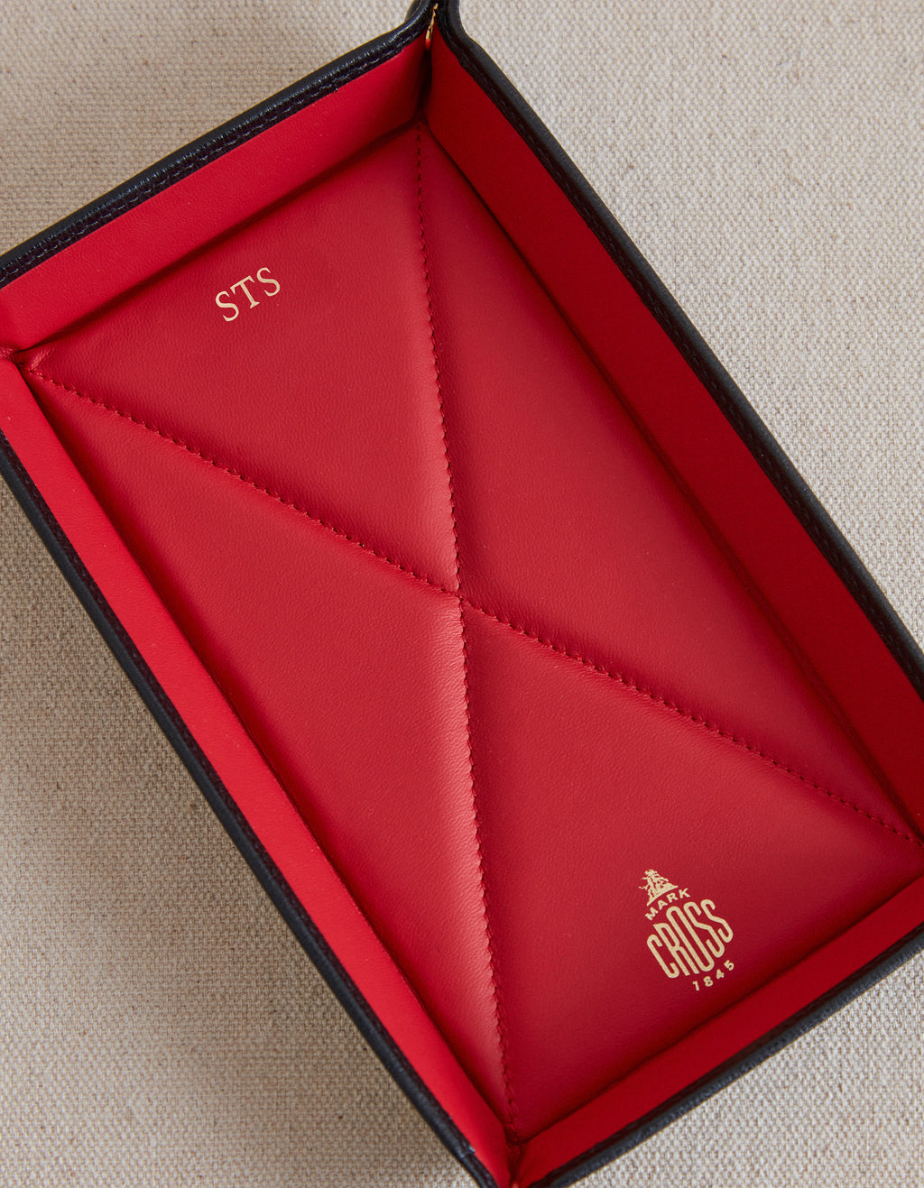 Mark Cross reflects a rich heritage of American luxury lifestyle.